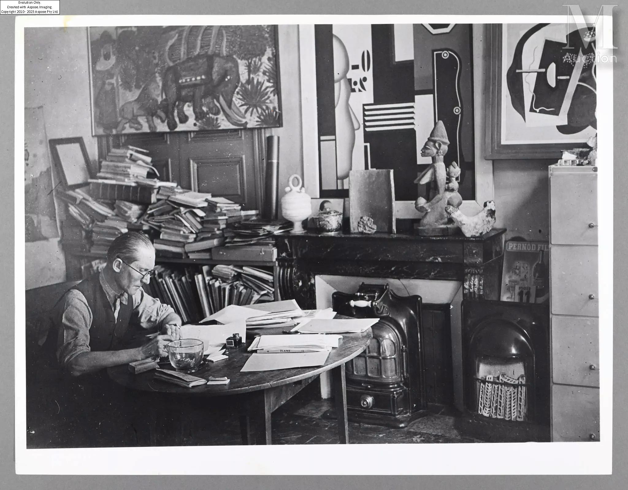 Brassaï | Le Corbusier en 1931 dans son appartement rue Jacob, 6e ...