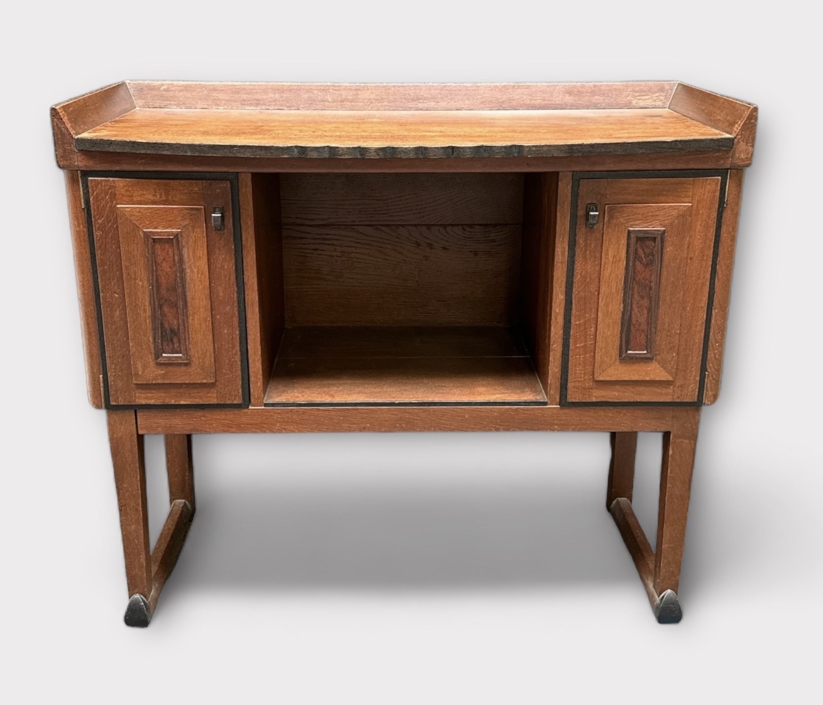 Pieter Lodewijk Kramer | Eikenhouten Amsterdamse School dressoir ...