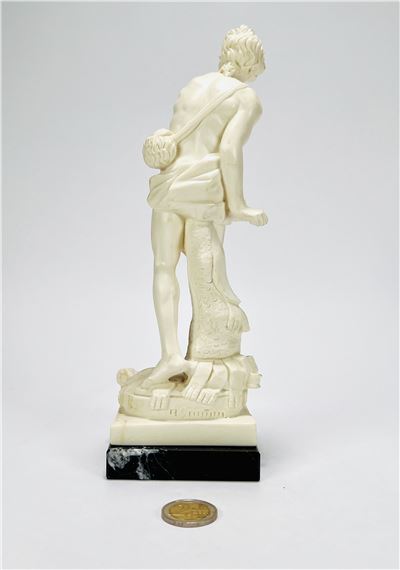 A. Santini | Beeld van David met katapult op marmeren basement | MutualArt