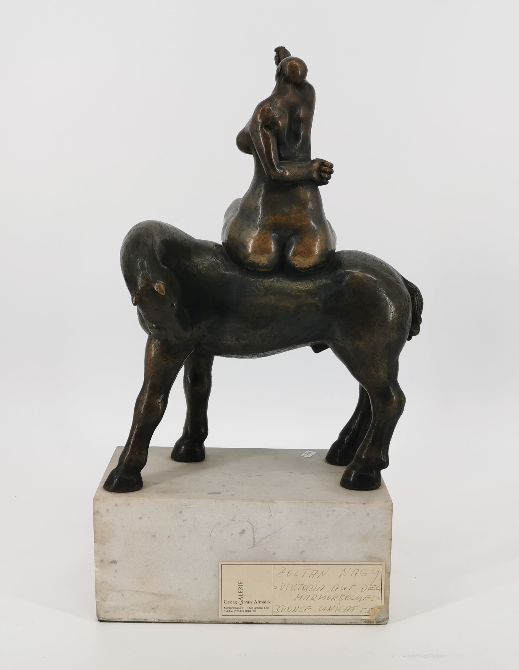 Zoltan Nagy | Victoria auf dem Marmorsockel | MutualArt