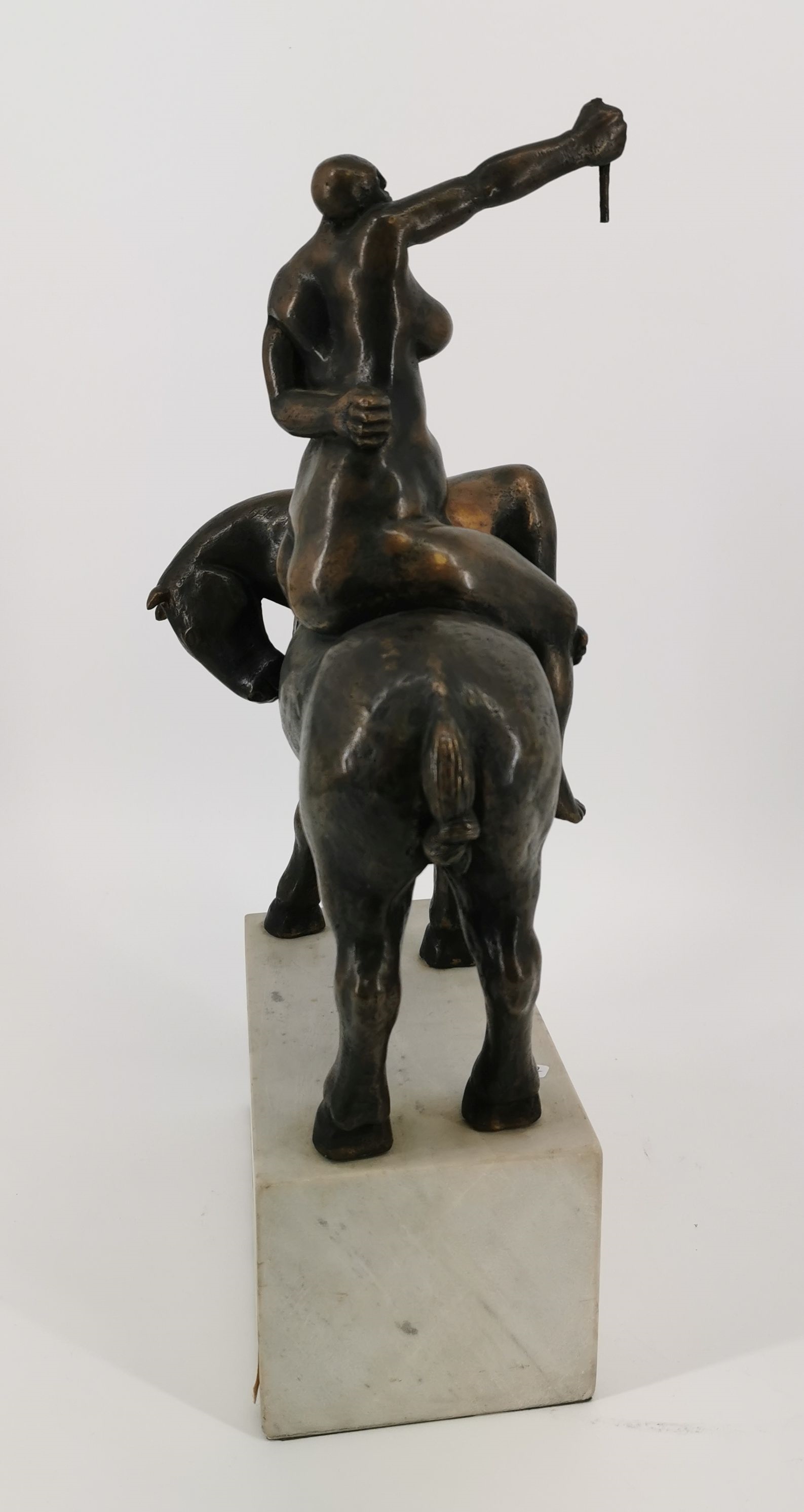 Zoltan Nagy | Victoria auf dem Marmorsockel | MutualArt