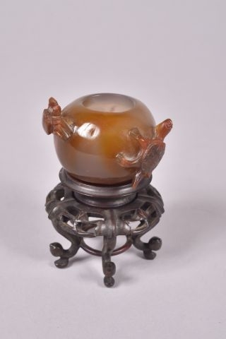 Chinese School, 20th Century | Petit godet de peintre en agate beige et ...