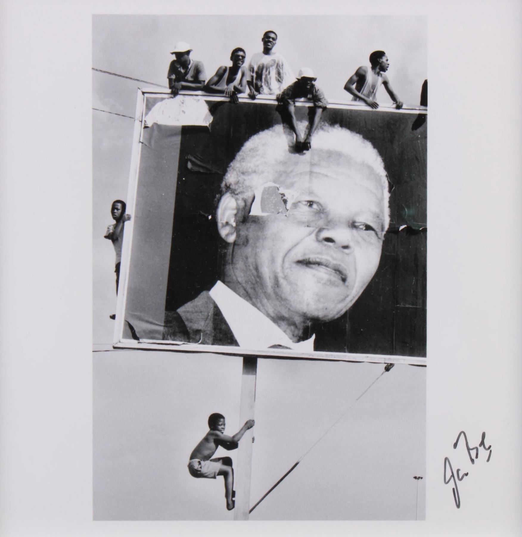 David C. Turnley | Portrait de Nelson Mandela visitant sa prison (1996 ...