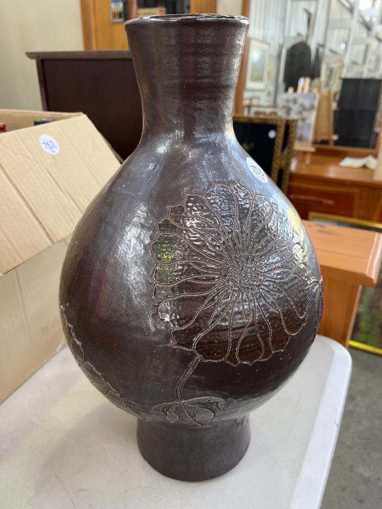 Rynne Tanton | RYNNE TANTON TASMANIAN VASE | MutualArt