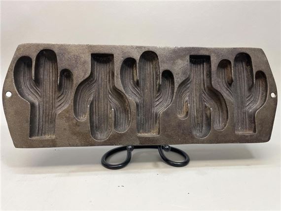Cornbread | Lodge Cast Iron Cactus Cornbread Pan NEW | MutualArt
