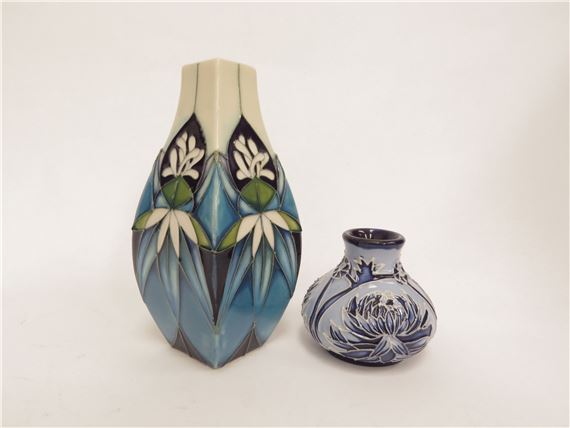 Nicola Slaney | A Moorcroft Colours of Kiribati pattern vase, de (2003 ...