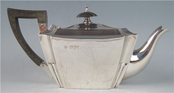 William Hutton & Sons | A late Victorian silver bachelors teapot (1894 ...