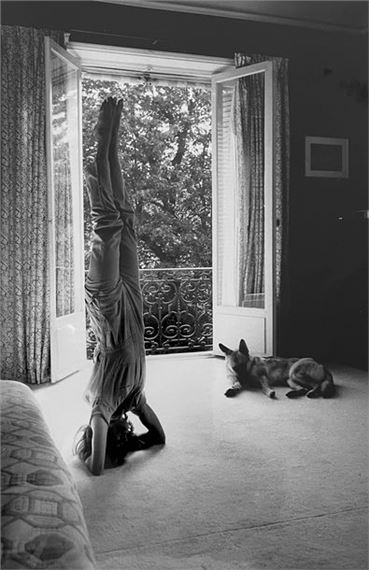 Pierre Boulat | Charlotte Rampling doing yoga at home (Circa 1980 ...
