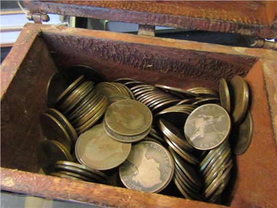 Queen Victoria | Old Basket with Large Collection Queen Victoria King ...