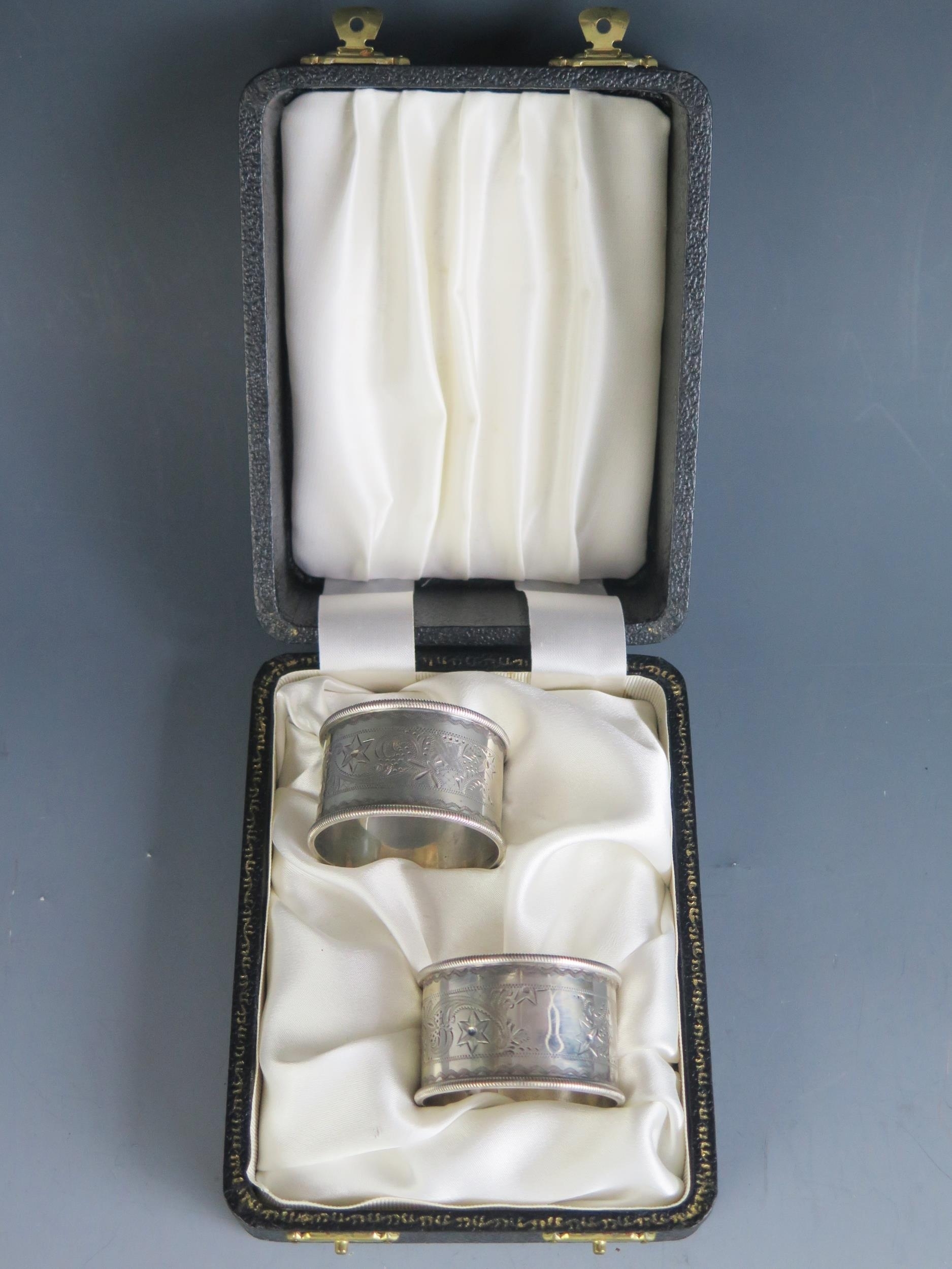 Sheffield | A pair of Edward VII silver napkin rings (1909) | MutualArt