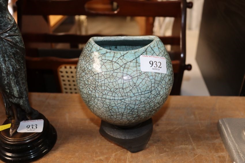 Simon Leach | vase and stand | MutualArt