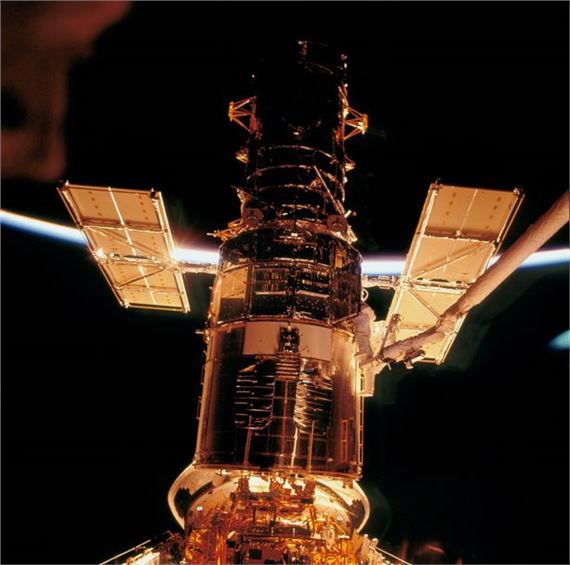 NASA | An impressive photograph of a HUBBLE space telescope servicing ...