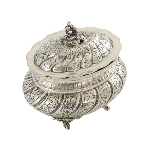 Atelier Italian | Rococo style silver candy box (Circa 17) | MutualArt