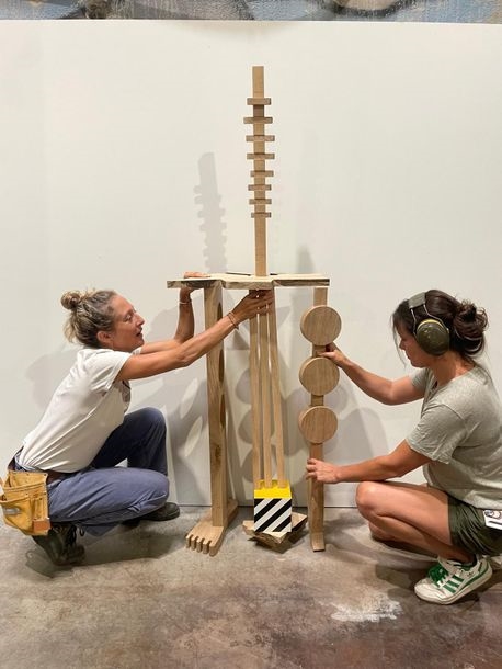 Anne Morrell | L'homme au milieu des terres | MutualArt