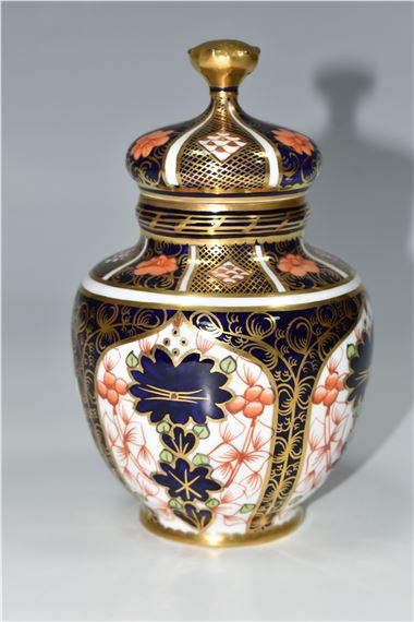 Royal Crown Derby | A ROYAL CROWN DERBY IMARI 1128 COVERED VASE, of ...