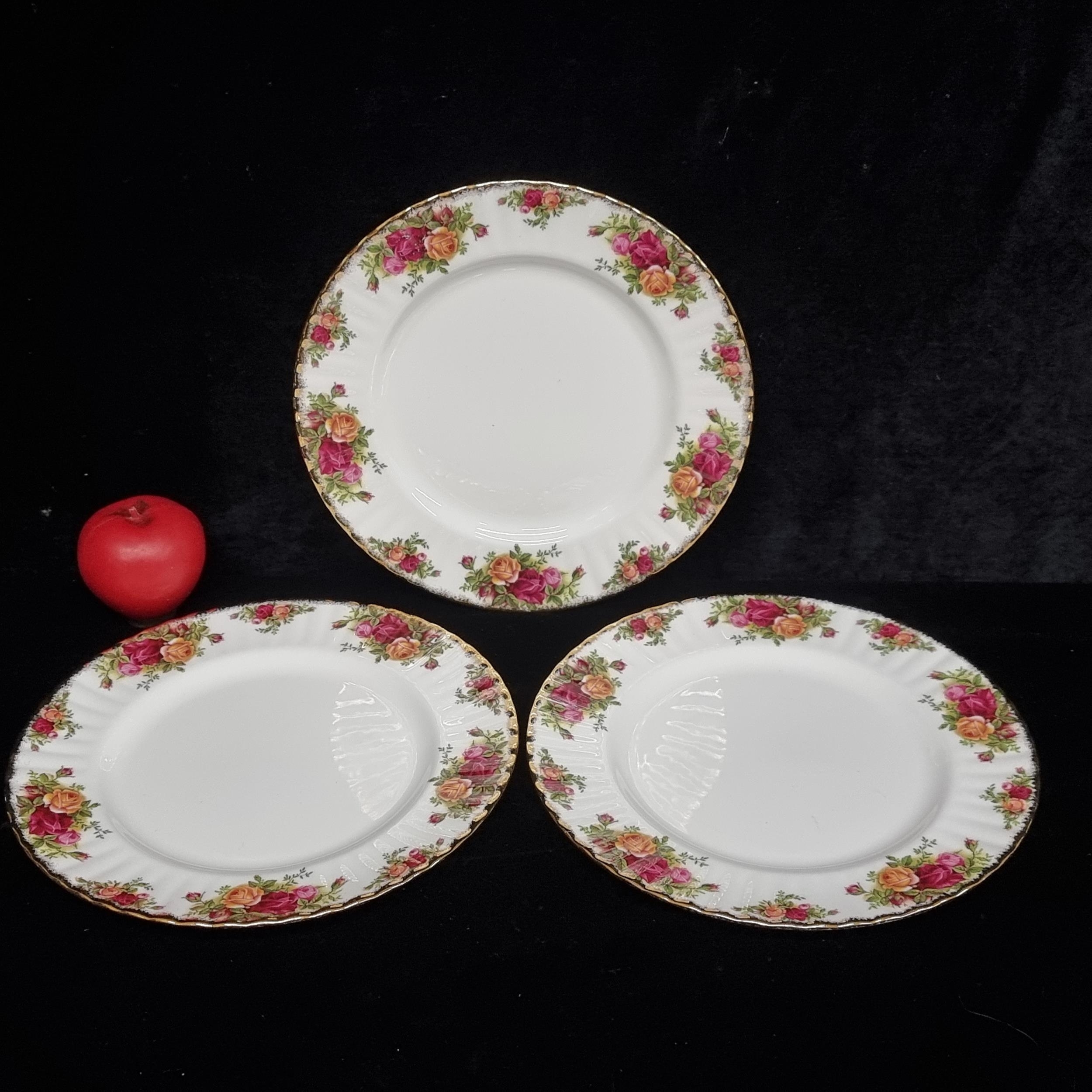 Royal Albert | Three gorgeous Royal Albert serving/Dinner plates in the ...