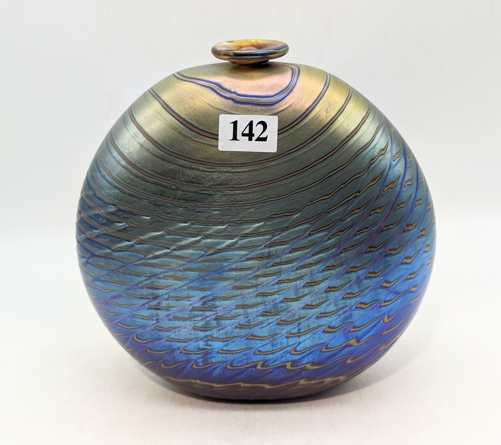 Robert Wynne | AUSTRALIAN IRIDESCENT GLASS VASE | MutualArt