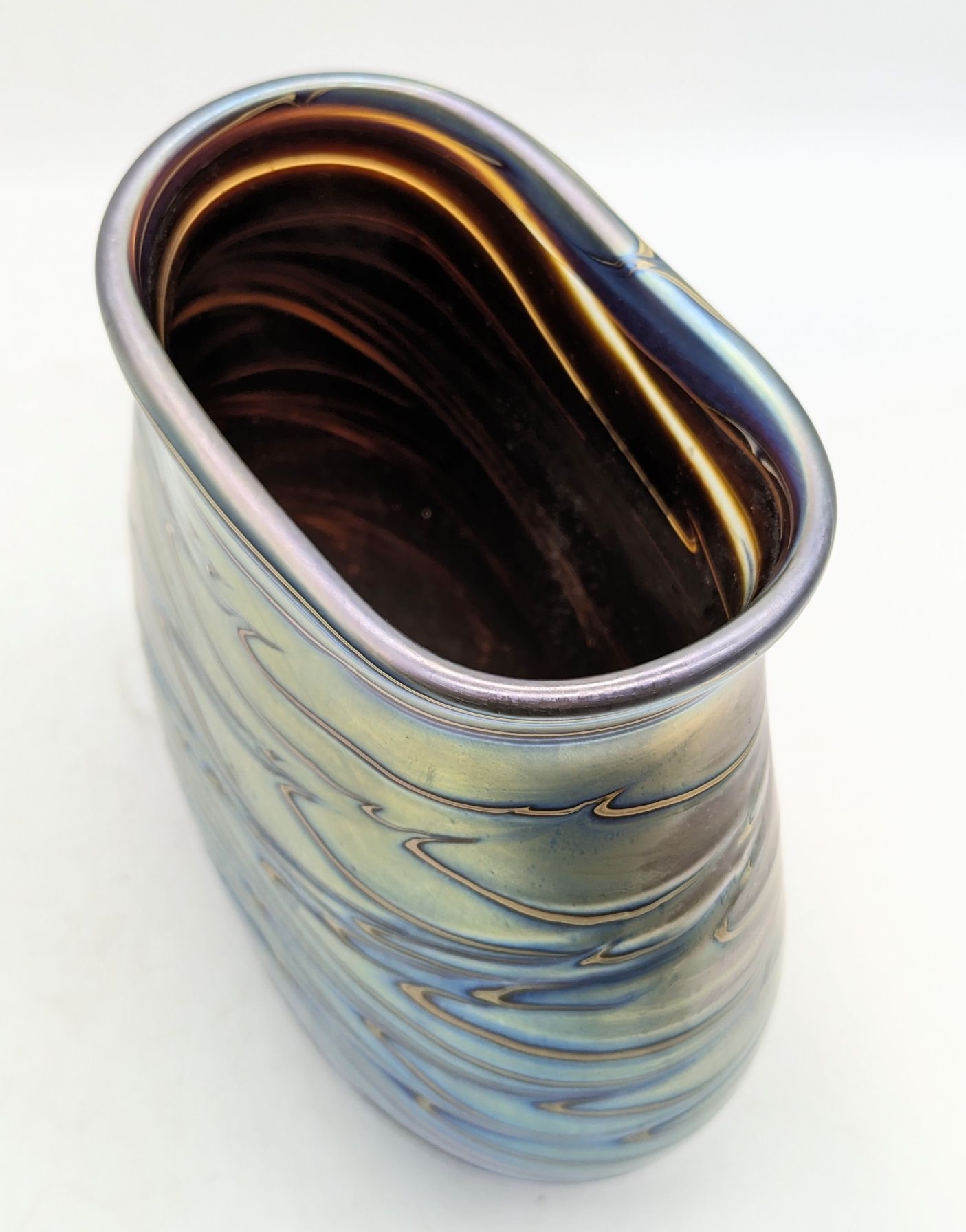Robert Wynne | AUSTRALIAN IRIDESCENT GLASS VASE | MutualArt