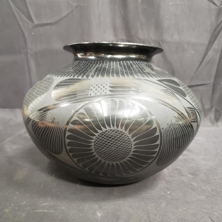 Roberto Bañuelos | Signed Roberto Bañuelos Native American black pot ...