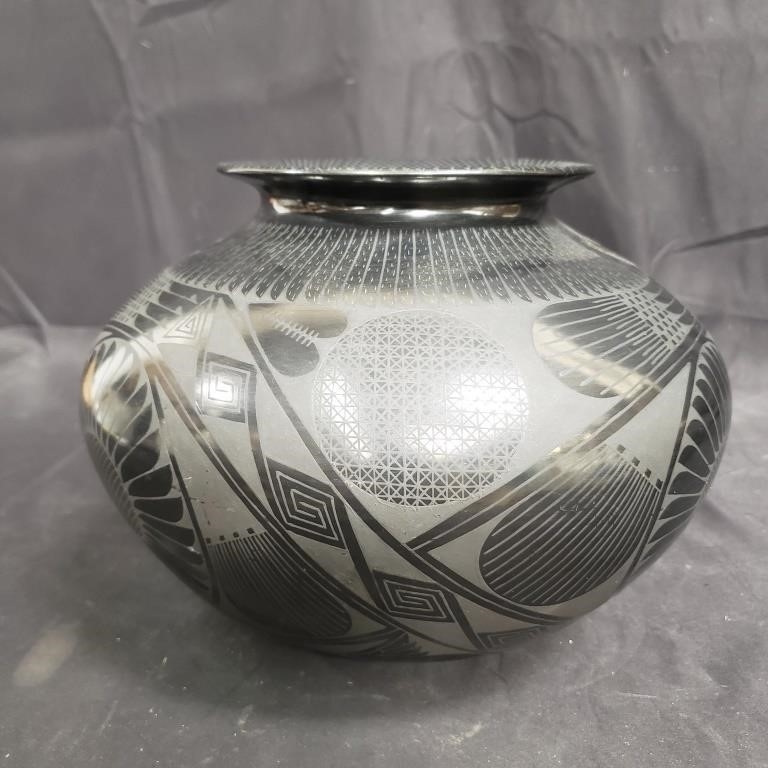 Roberto Bañuelos | Signed Roberto Bañuelos Native American black pot ...