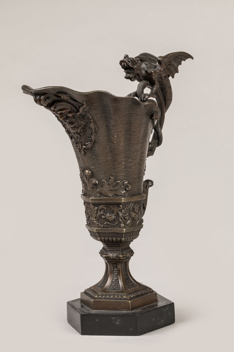 French School | ECOLE FRANCAISE du XIXème siècle. Hanap en bronze à ...