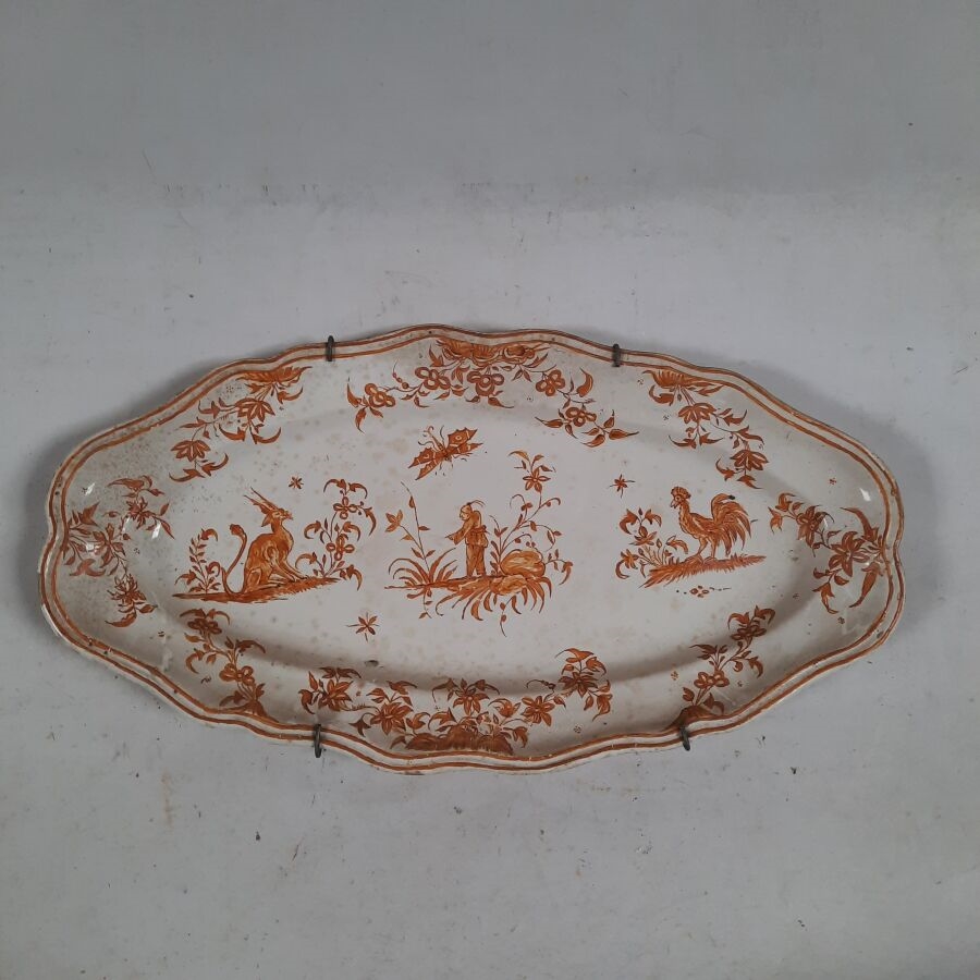 Moustiers | MOUSTIERS, plat en faïence de forme ovale polylobé à décor ...