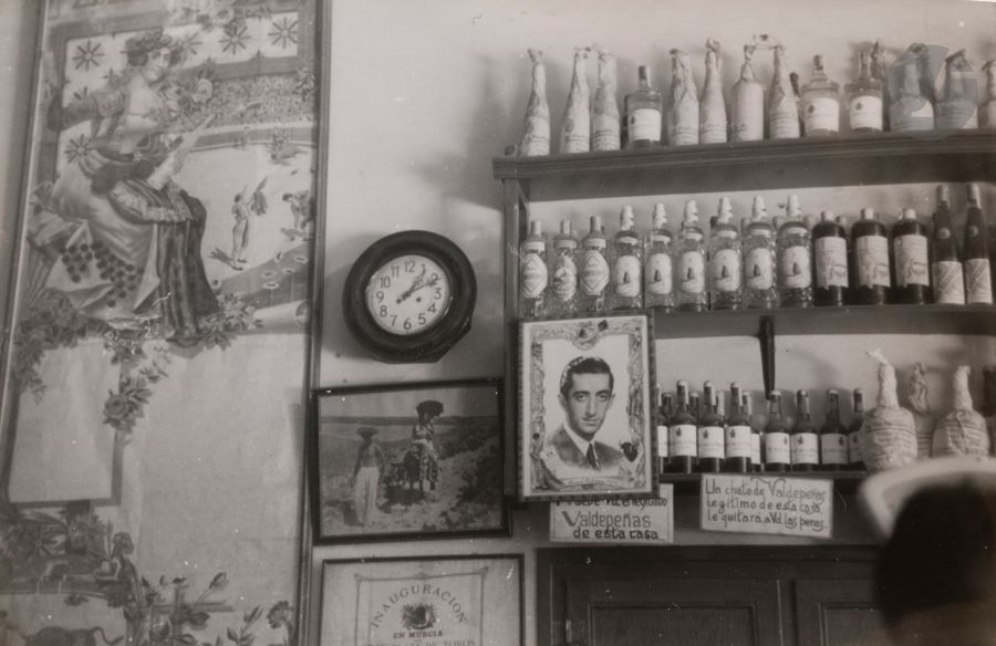 Robert Frank | Gypsy mother washing her child. Valencia, Spain, 1950 ...