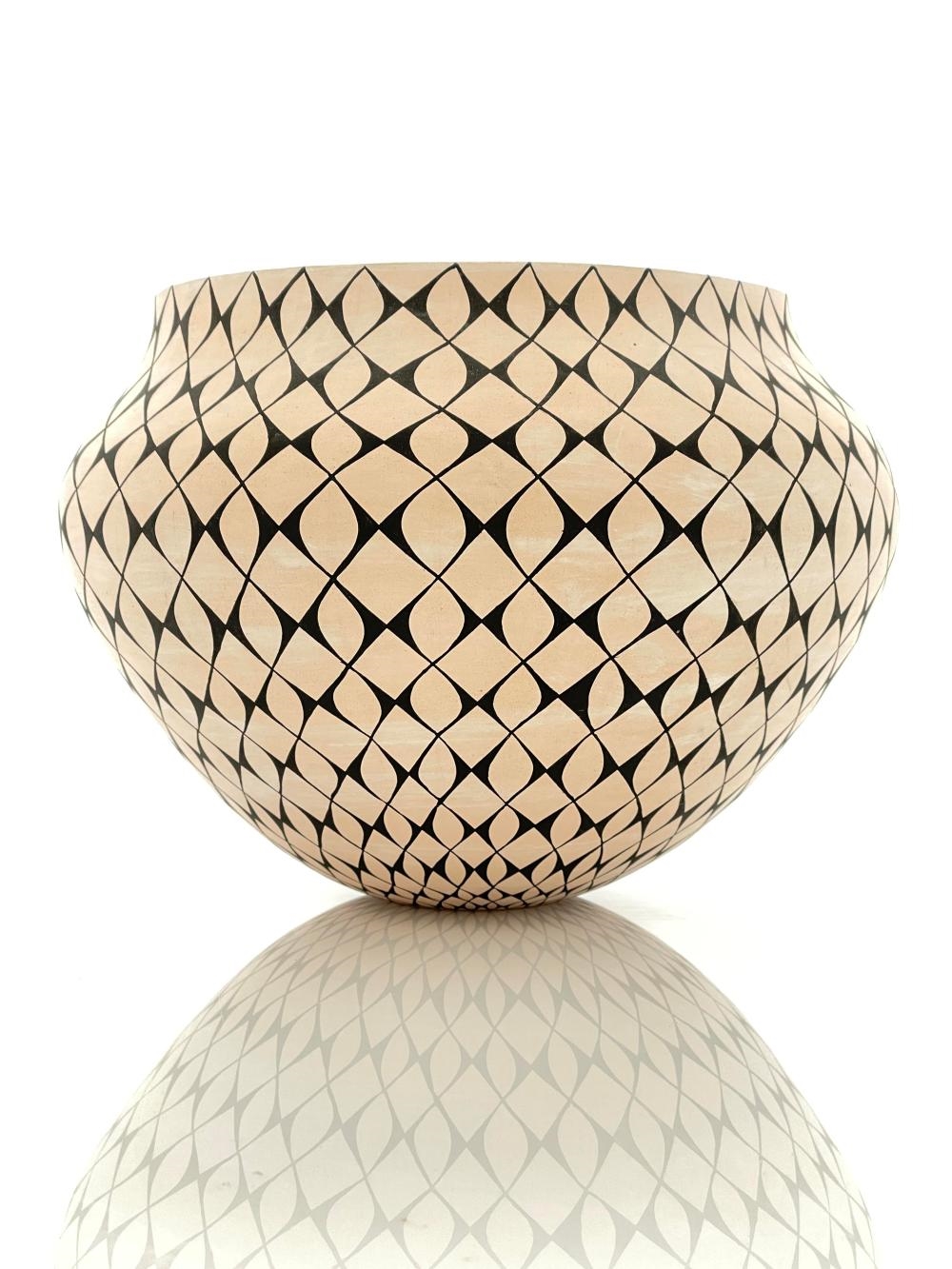 Kevin Saavedra | KEVIN SAAVEDRA ACOMA PUEBLO POTTERY JAR | MutualArt