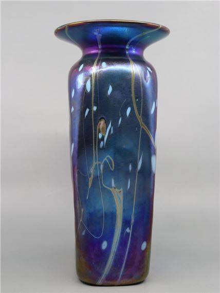 Colin Heaney | COLIN HEANEY IRIDESCENT ART GLASS VASE | MutualArt