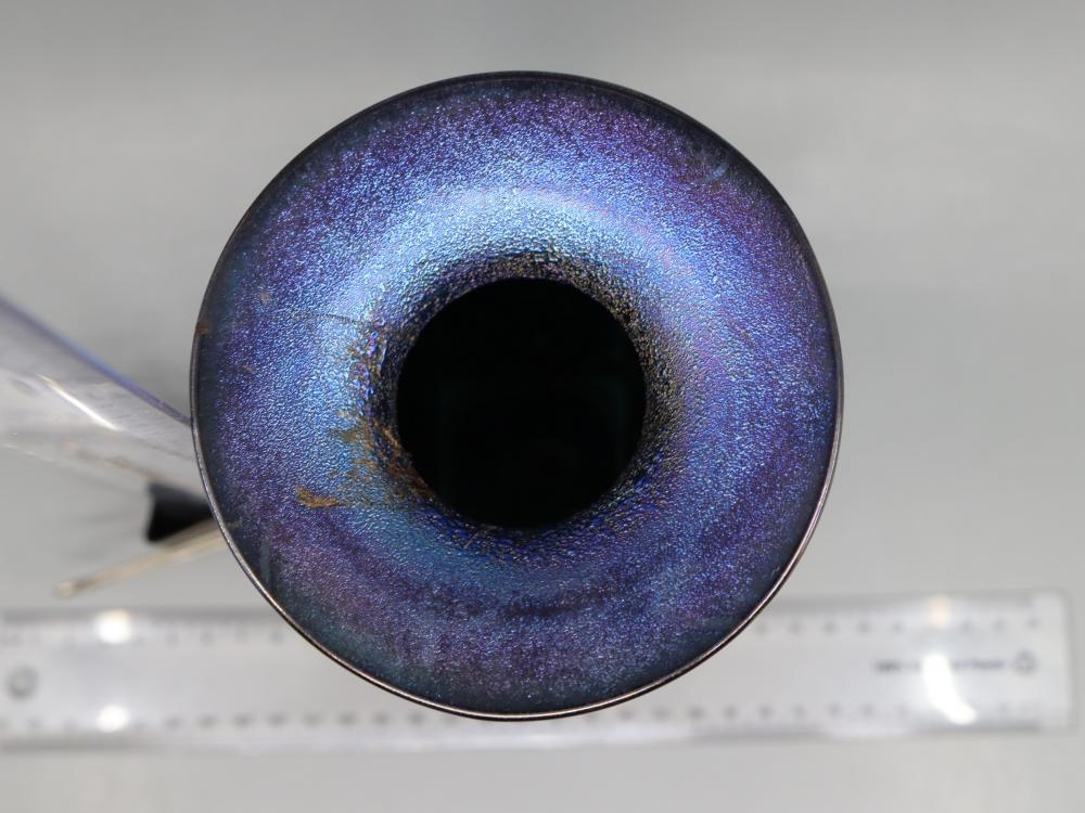 Colin Heaney | COLIN HEANEY IRIDESCENT ART GLASS VASE | MutualArt