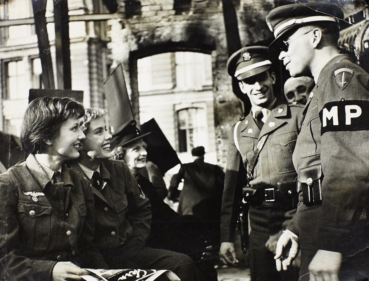 Robert Capa | ROBERT CAPA (1913–1954) Drehpause / Shooting break ...
