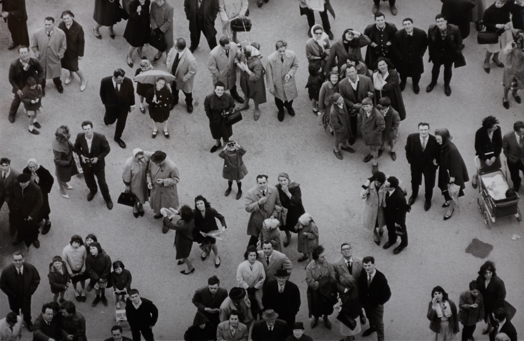 Marc Riboud | MARC RIBOUD (* 1923) Zuschauer beim Eiffelturm / Visitors ...