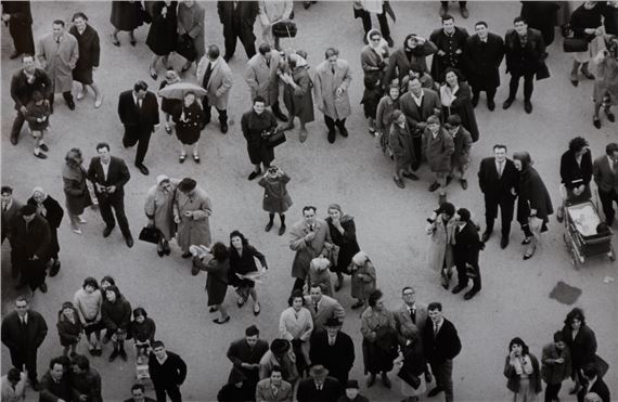 Marc Riboud | MARC RIBOUD (* 1923) Zuschauer beim Eiffelturm / Visitors ...