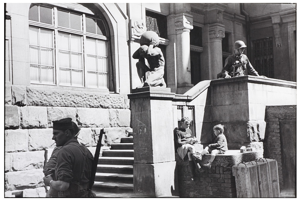 Henri Cartier-Bresson | Henri Cartier-Bresson, Soldiers and children ...