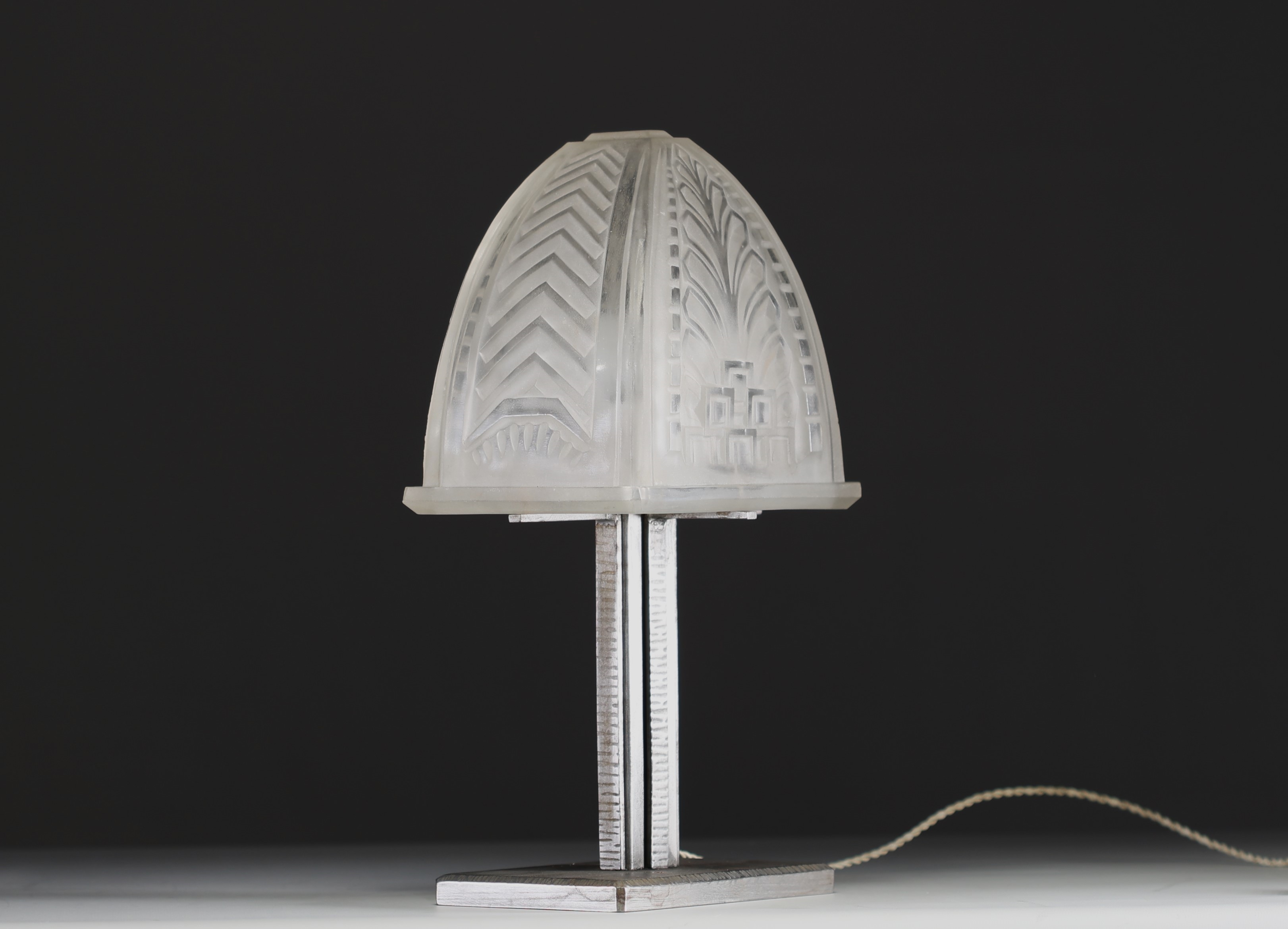 Charles Schneider | Charles SCHNEIDER (1881-1953) - Art Deco table lamp in pressed moulded glass ...