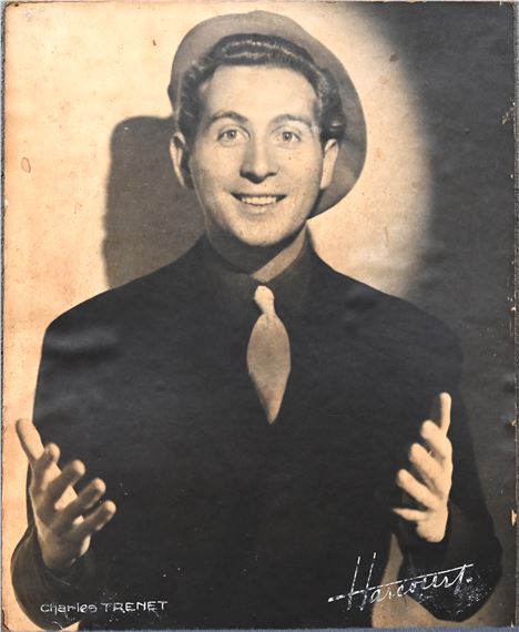 Charles Trenet | Een vergrote fotoaffiche van Charles Trenet. Achteraan ...