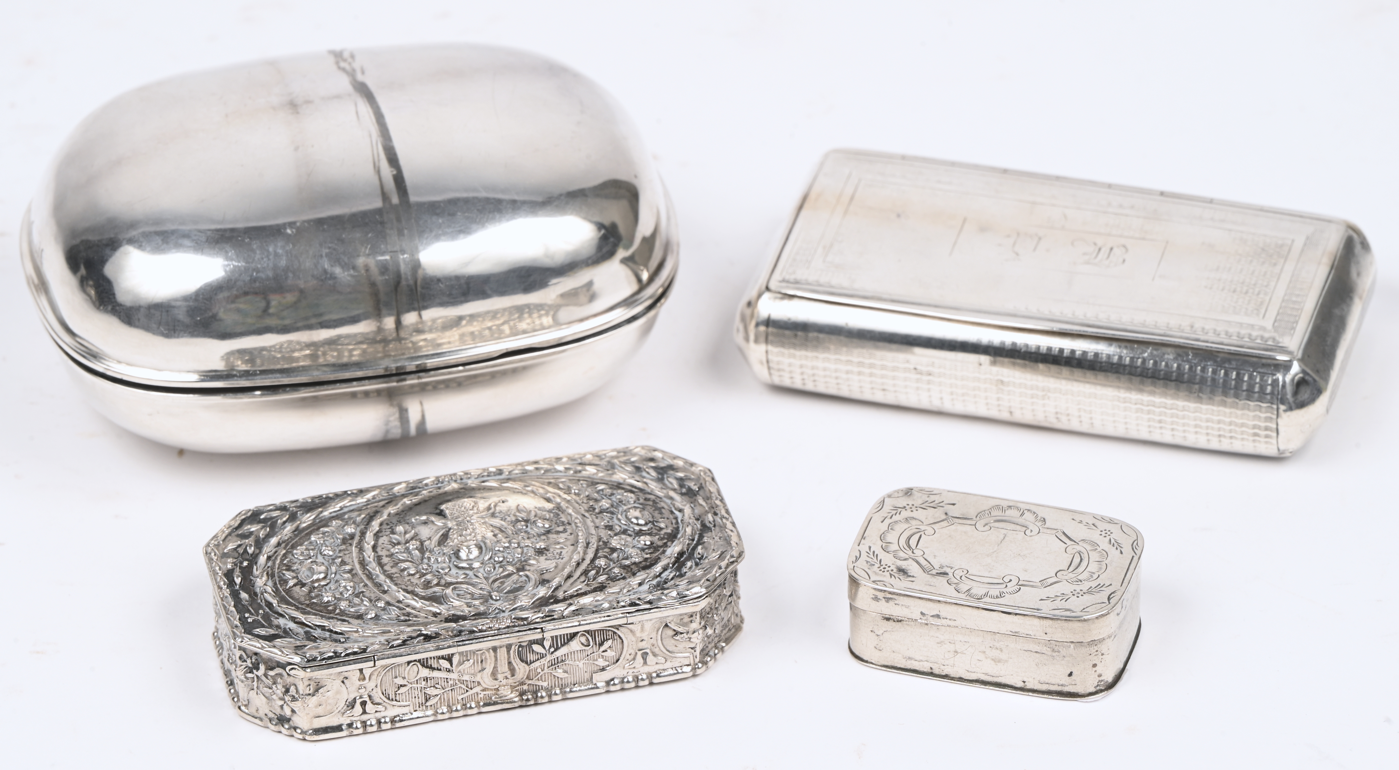 William Comyns & Sons | Een lot van drie zilveren doosjes waarvan het ...
