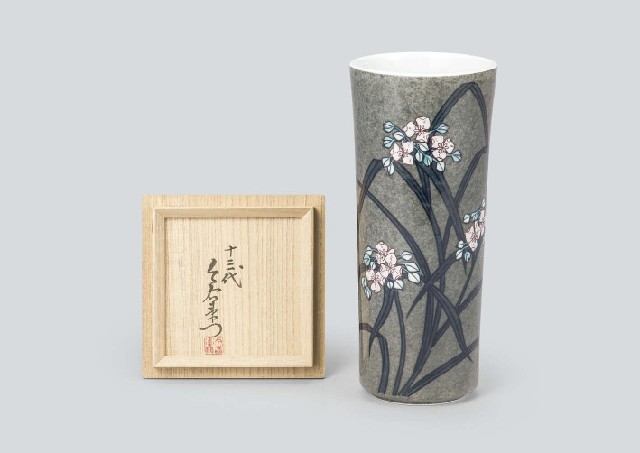 Imaizumi Imaemon | Iro-nabeshima vase with design of dayflower on gray ...
