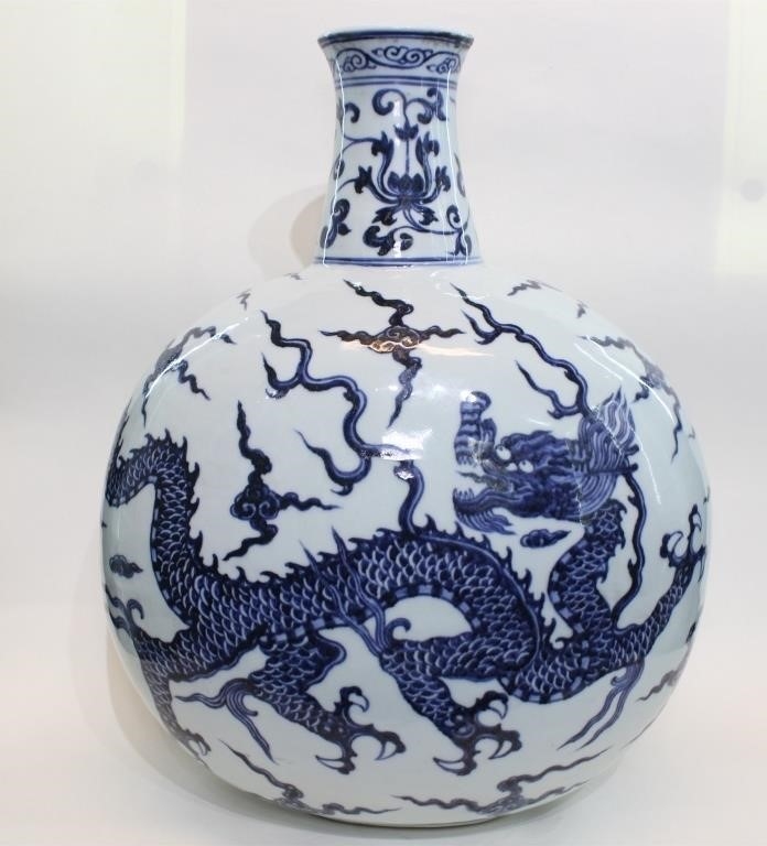 Chinese School | Chinese Blue and White Porcelain Vase | MutualArt