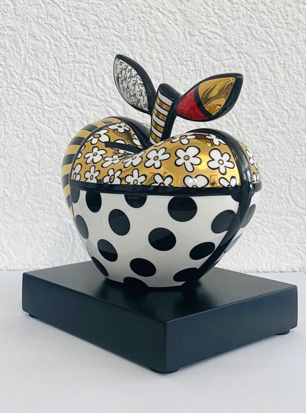 Romero Britto | Romero Britto - Golden Big Apple | MutualArt