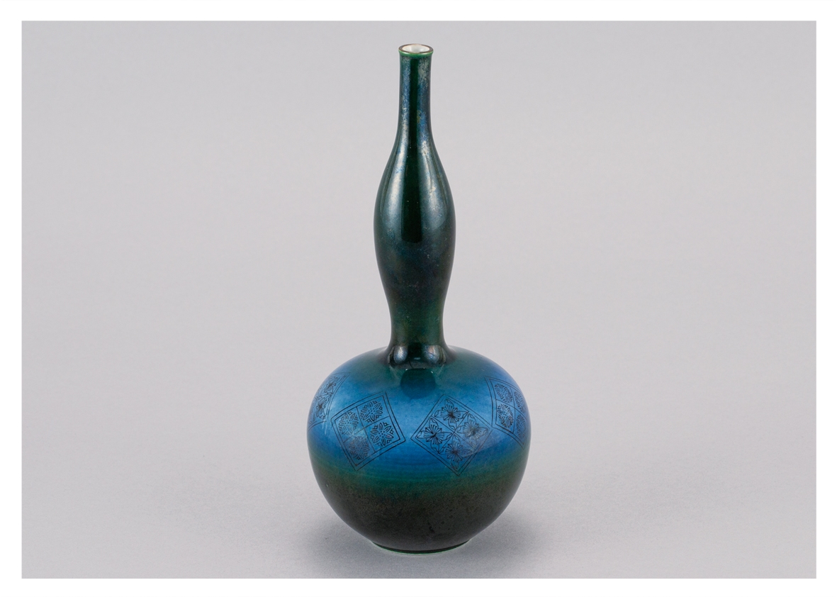 Tokuda Yasokichi III | A GOURD-SHAPED VASE WITH FINE PATTERNS | MutualArt