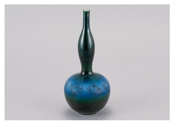 Tokuda Yasokichi III | A GOURD-SHAPED VASE WITH FINE PATTERNS | MutualArt