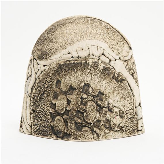 Peter Travis | A PETER TRAVIS LIDDED CERAMIC VESSEL (73) | MutualArt