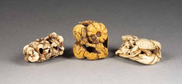 Walrus Tusk | DREI GESCHNITZTES RYUSA-MANJU NETSUKE AUS ELFENBEIN (19th ...