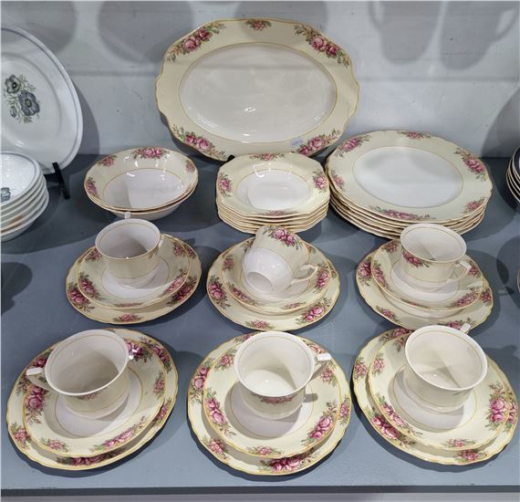 Alfred Meakin | AN ALFRED MEAKIN TEA SETTING FOR SIX | MutualArt