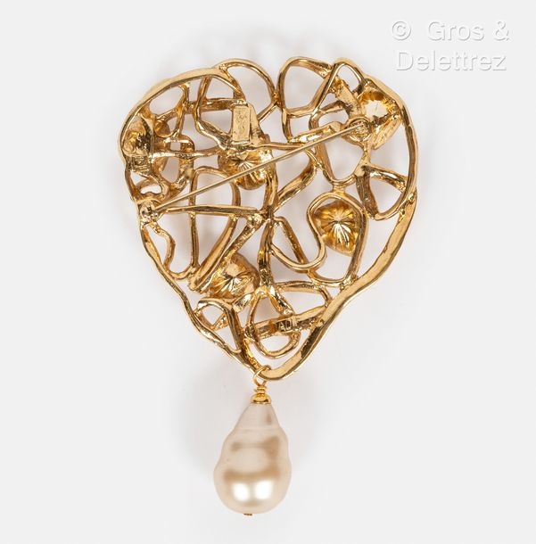 Anker Spang-Larsen | Yves SAINT LAURENT - Heart brooch in gilded metal ...