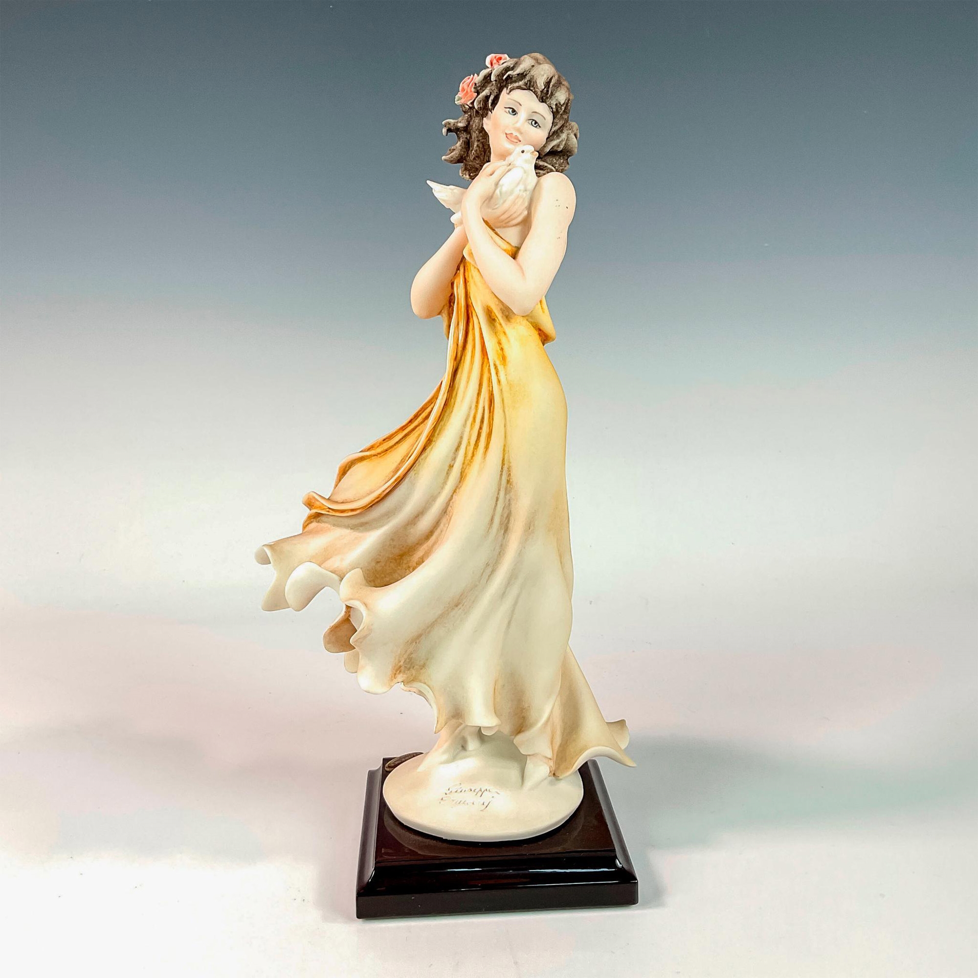 Giuseppe Armani | Capodimonte Giuseppe Armani Figurine, Girl with Dove ...