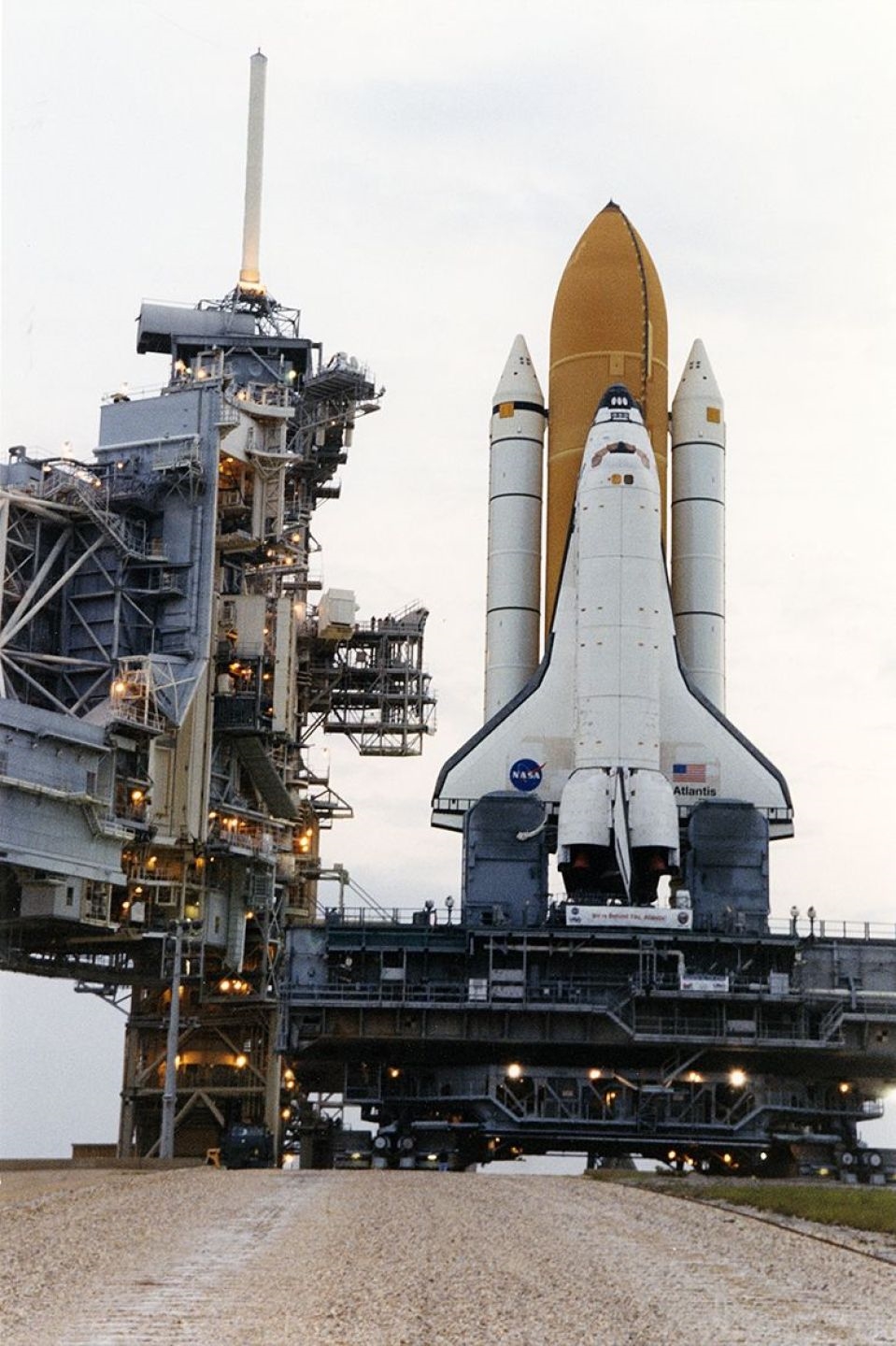 NASA | Space shuttle ATLANTIS (Mission STS-106) approaches the launch ...