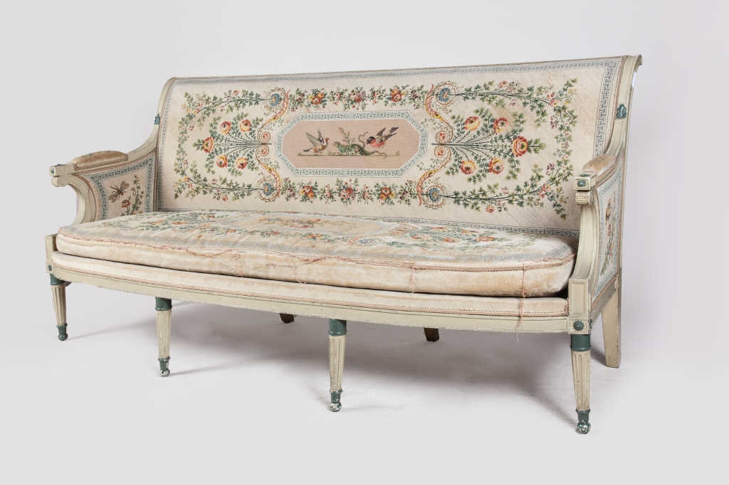 Directoire | CANAPE en hêtre, relaqué gris à dossier et accotoirs ...