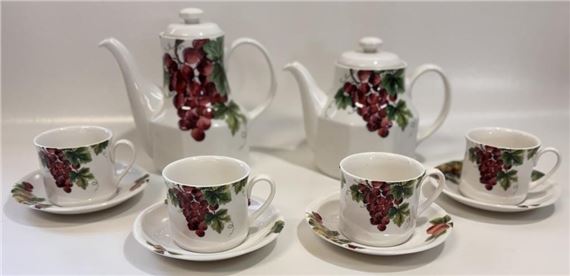 Royal Doulton | LOVELY ROYAL DOULTON VINTAGE GRAPE TEA SET | MutualArt